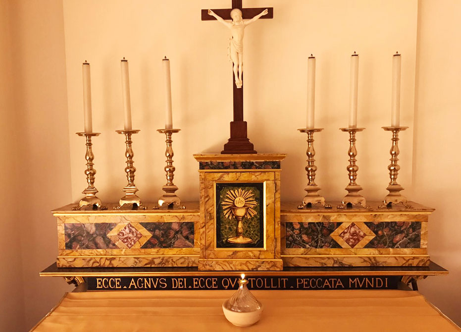 Lampada accesa per tutti voi in Cappella - Monsignor Guido Marini